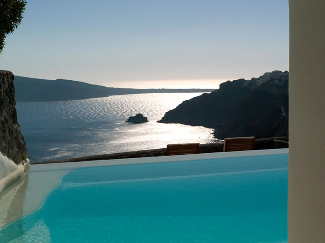 Perivolas Oia Santorini: an intimate escape