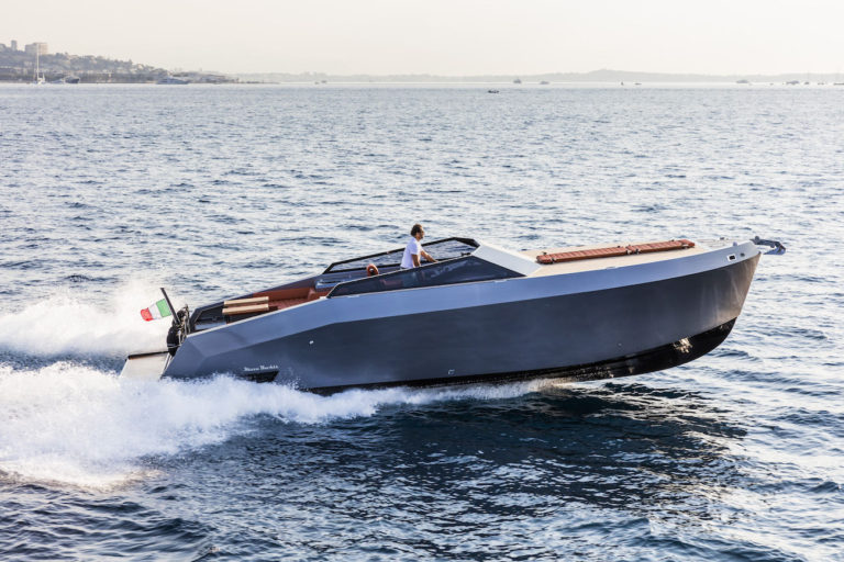 The C-Explorer 5 : world’s first subsea limousine